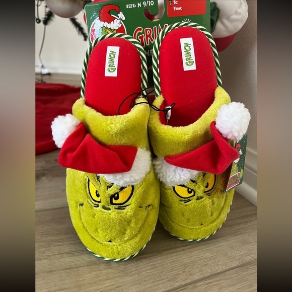 The Grinch | Shoes | Nwt The Grinch Santa Hat Slipper Slipon Plush ...